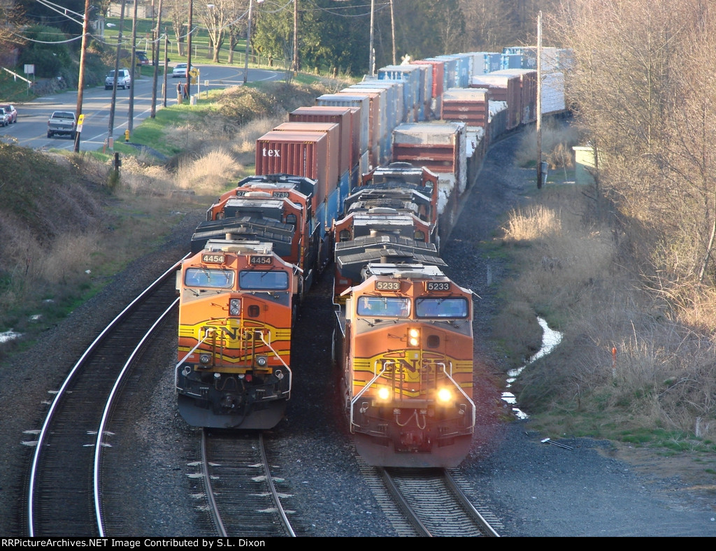BNSF 4454 East/BNSF 5233 East